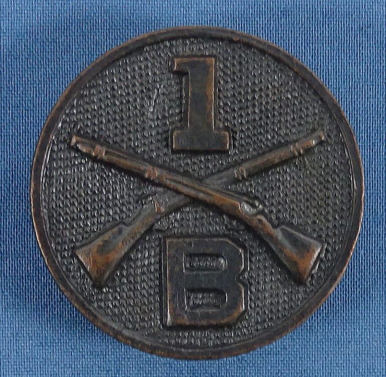 WWI 1st Infantry Regiment, Company B (13th Division) Collar Disk ...